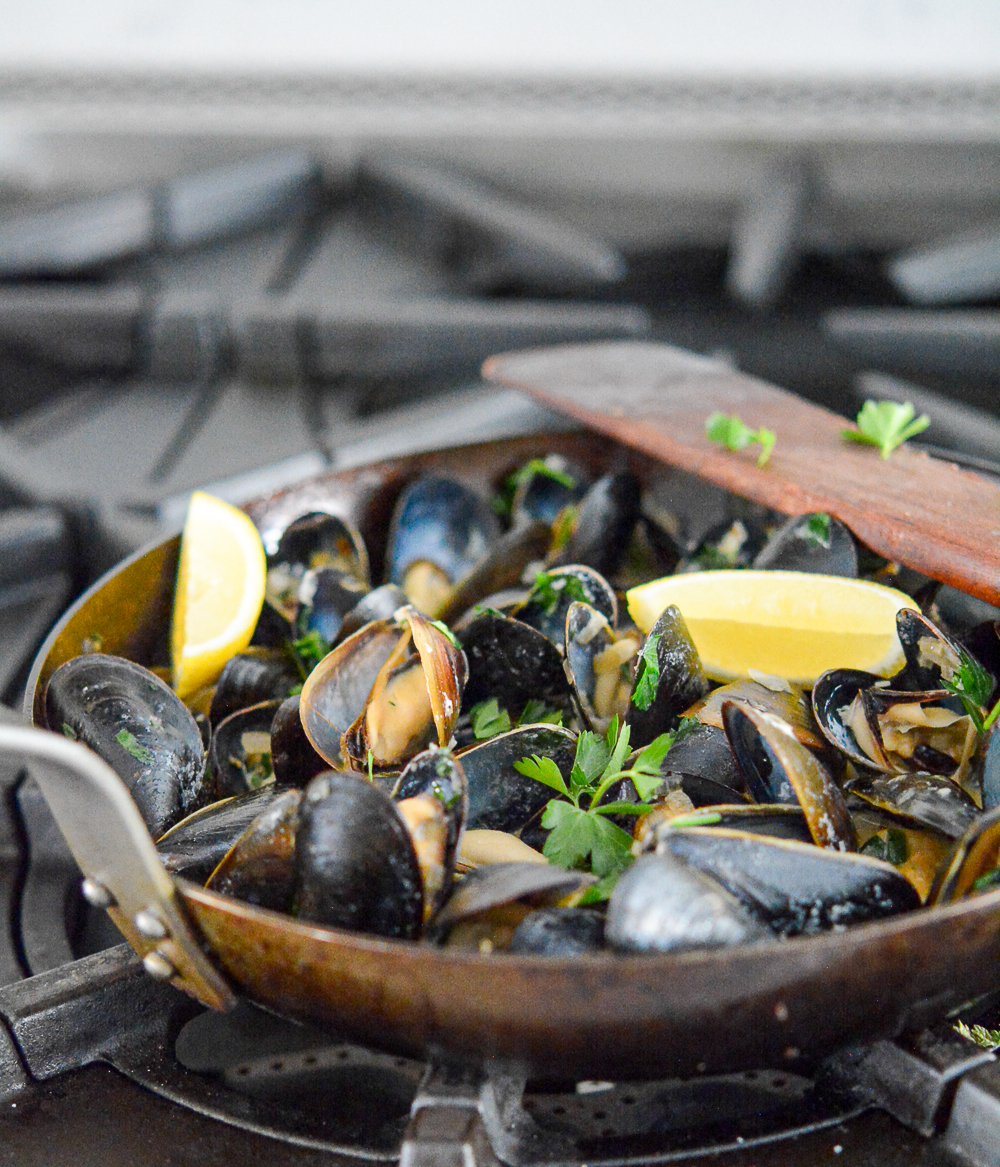 Garlicky Guinness Mussels - SheCooks.Design