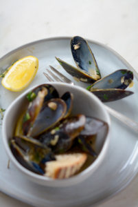 Garlicky Guinness Mussels - SheCooks.Design